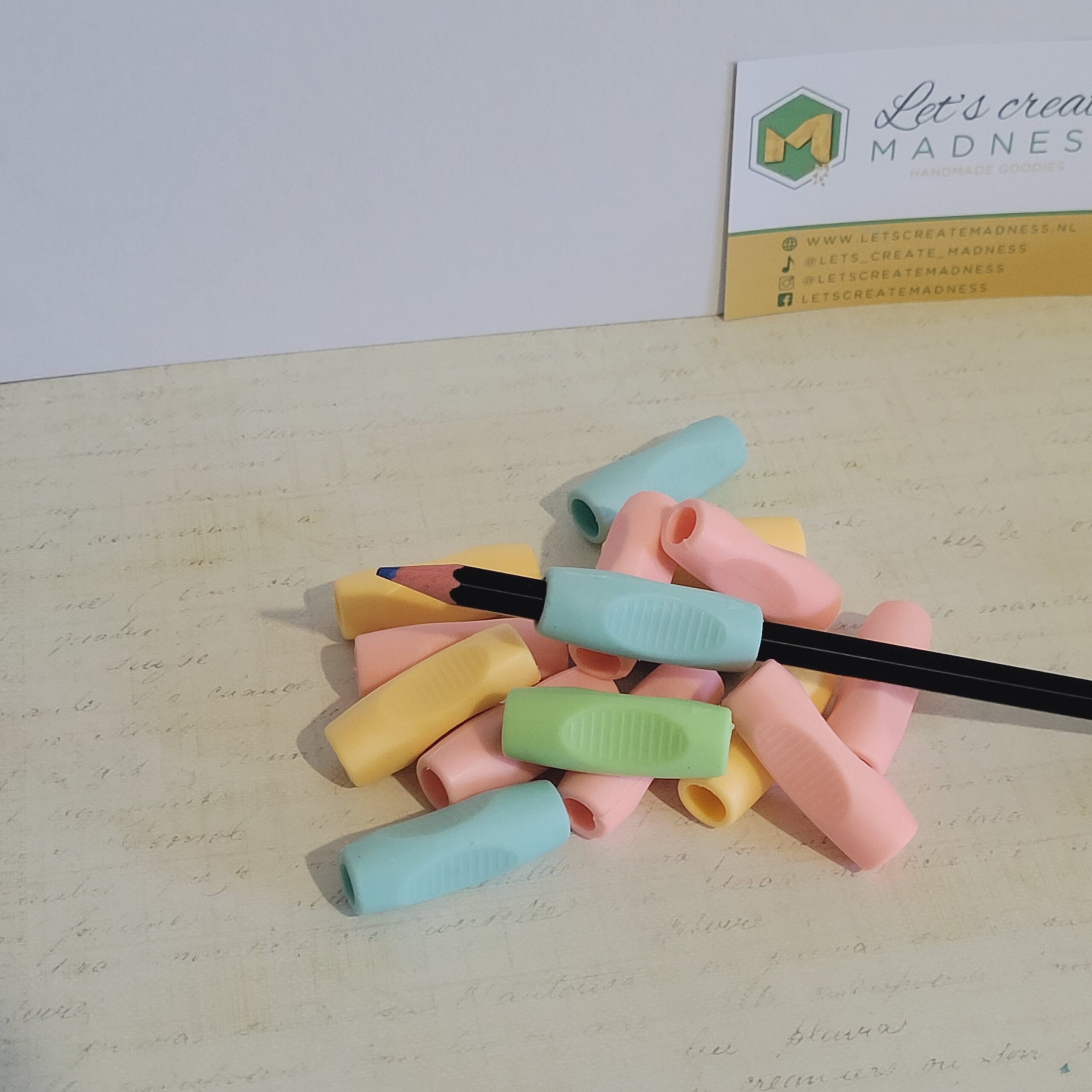 Potloodhulp, pengrip, schrijfhulp, pencilgrip leuke kleurtjes – let's ...